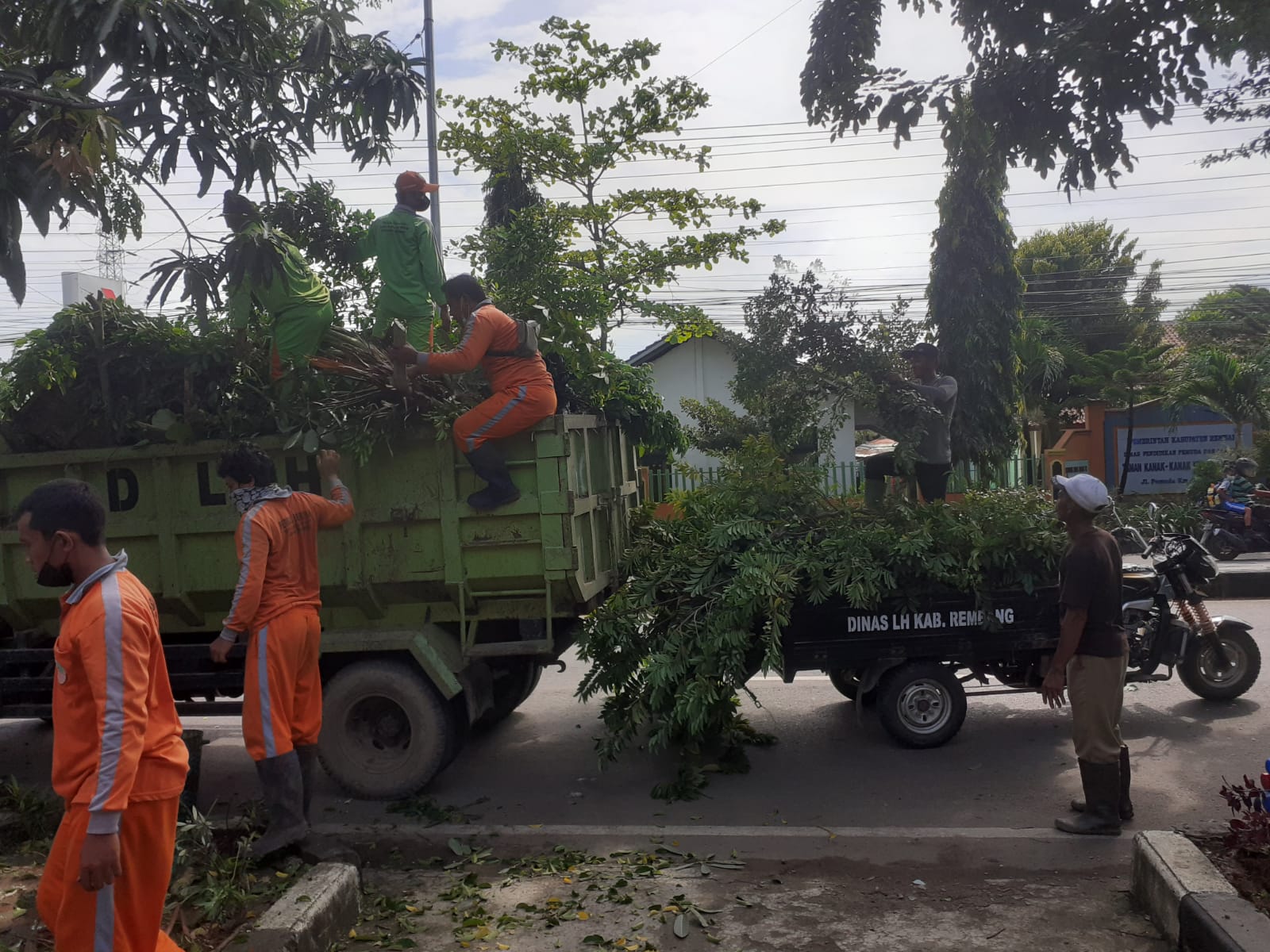 GERAKAN PUNGUT SAMPAH DALAM RANGKA PERINGATAN HARI PEDULI SAMPAH ... GERAKAN PUNGUT SAMPAH DALAM RANGKA PERINGATAN HARI PEDULI SAMPAH ...